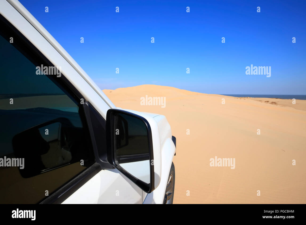 Off-road vehicle traveling in the desert Stock Photo - Alamy