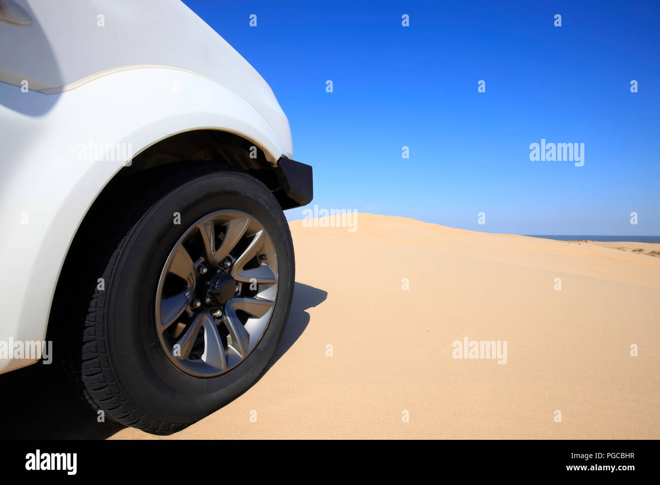 Off-road vehicle traveling in the desert Stock Photo - Alamy