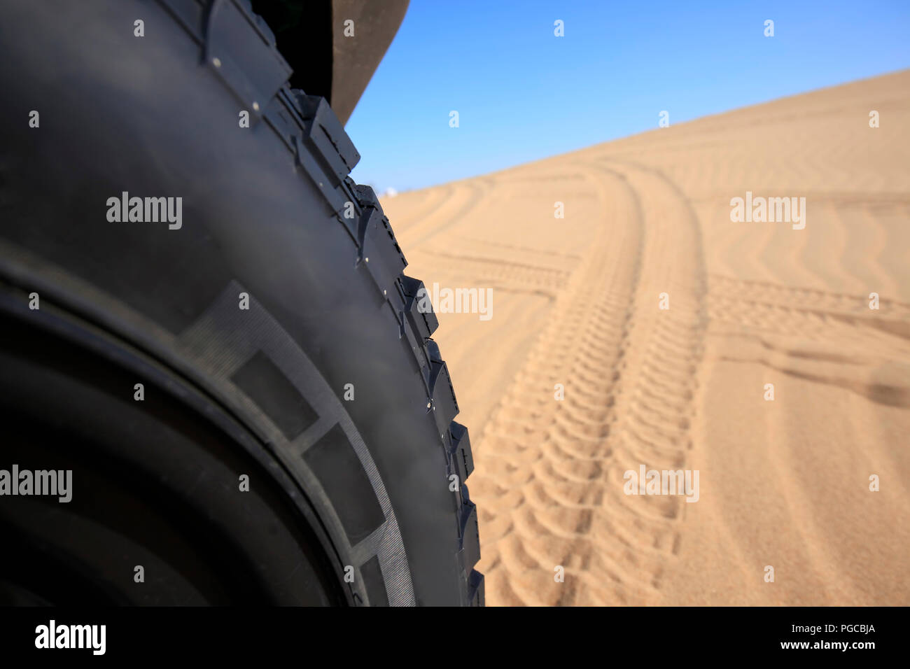 Off-road vehicle traveling in the desert Stock Photo - Alamy