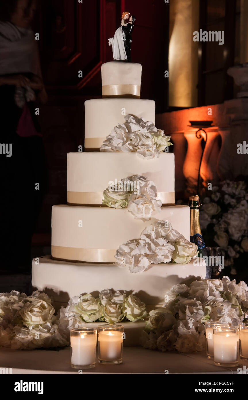 wedding cake with real flowers and topper Stock Photo - Alamy