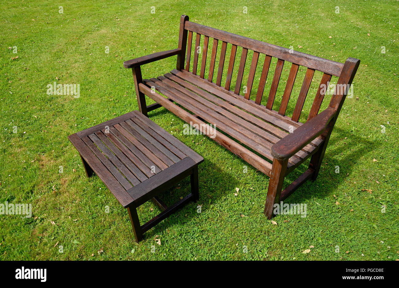Lawn grass wooden bench seating hi-res stock photography and images - Alamy