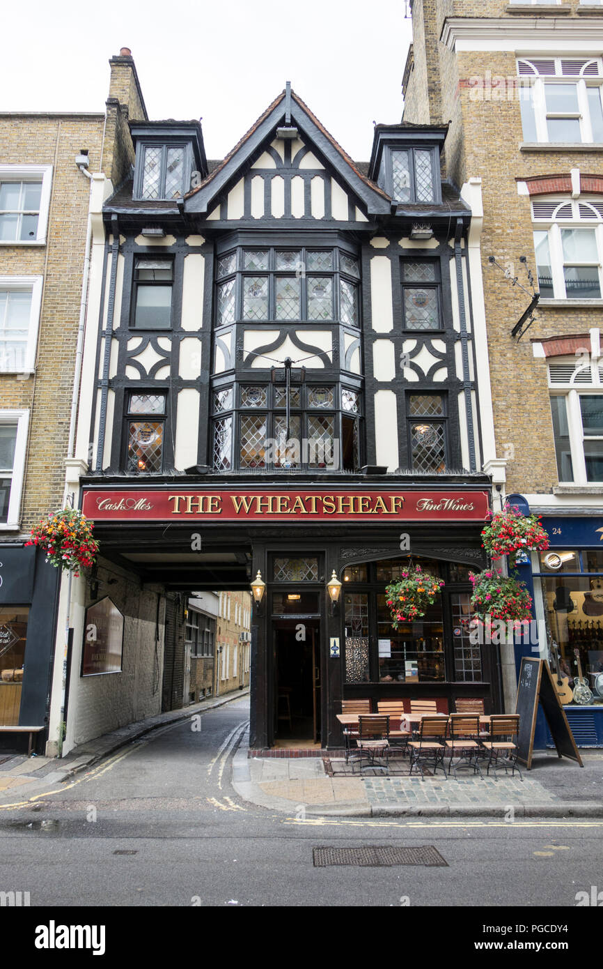 Fitzrovia pub hi-res stock photography and images - Alamy