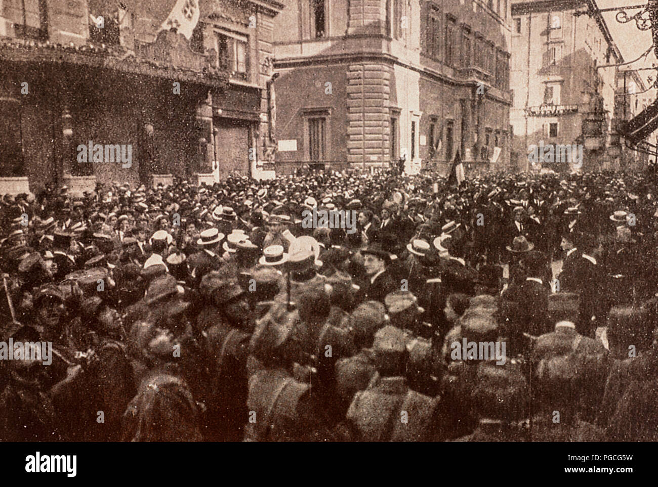 Italy First Mondial War A demonstration interventionist to Palazzo ...