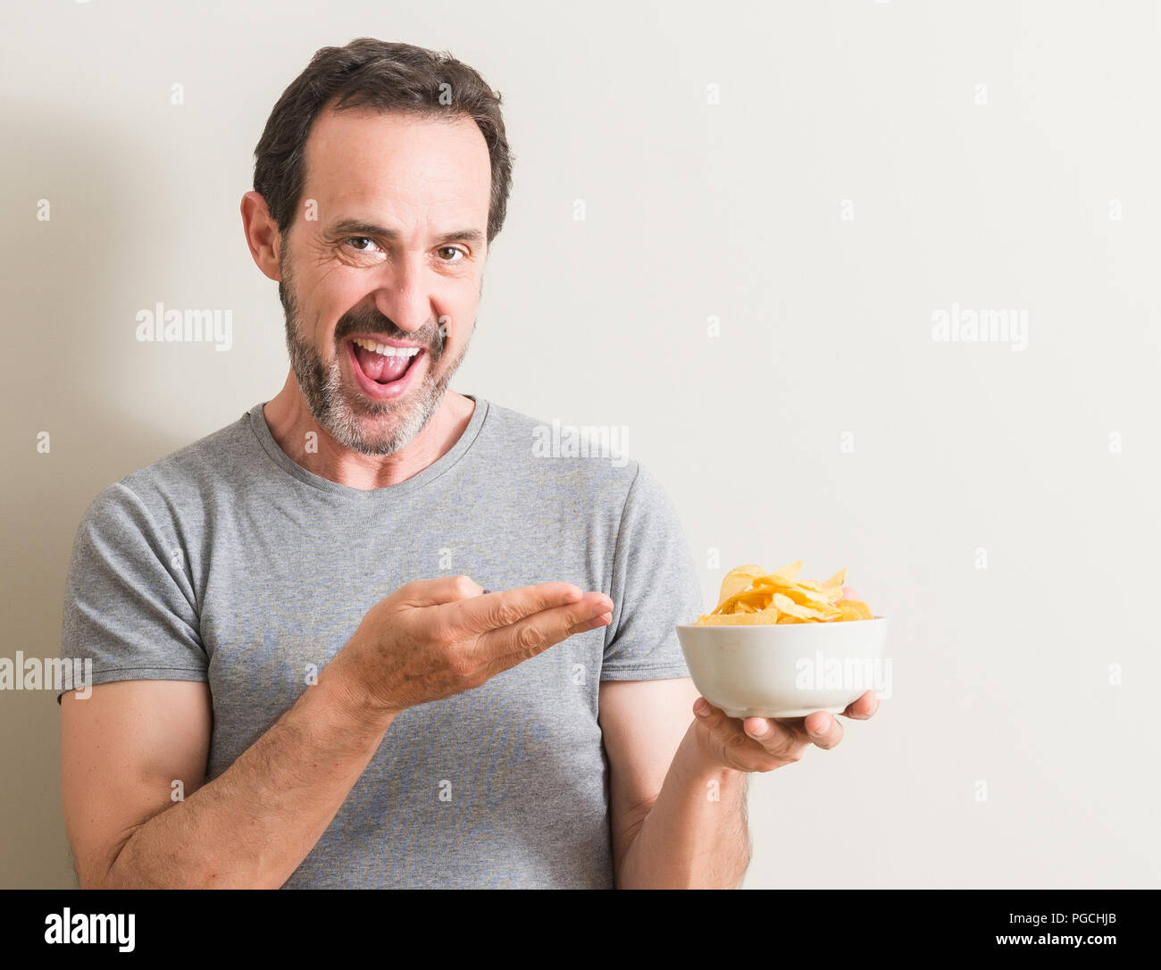 Potato potatoes crisps chips one hi-res stock photography and images ...