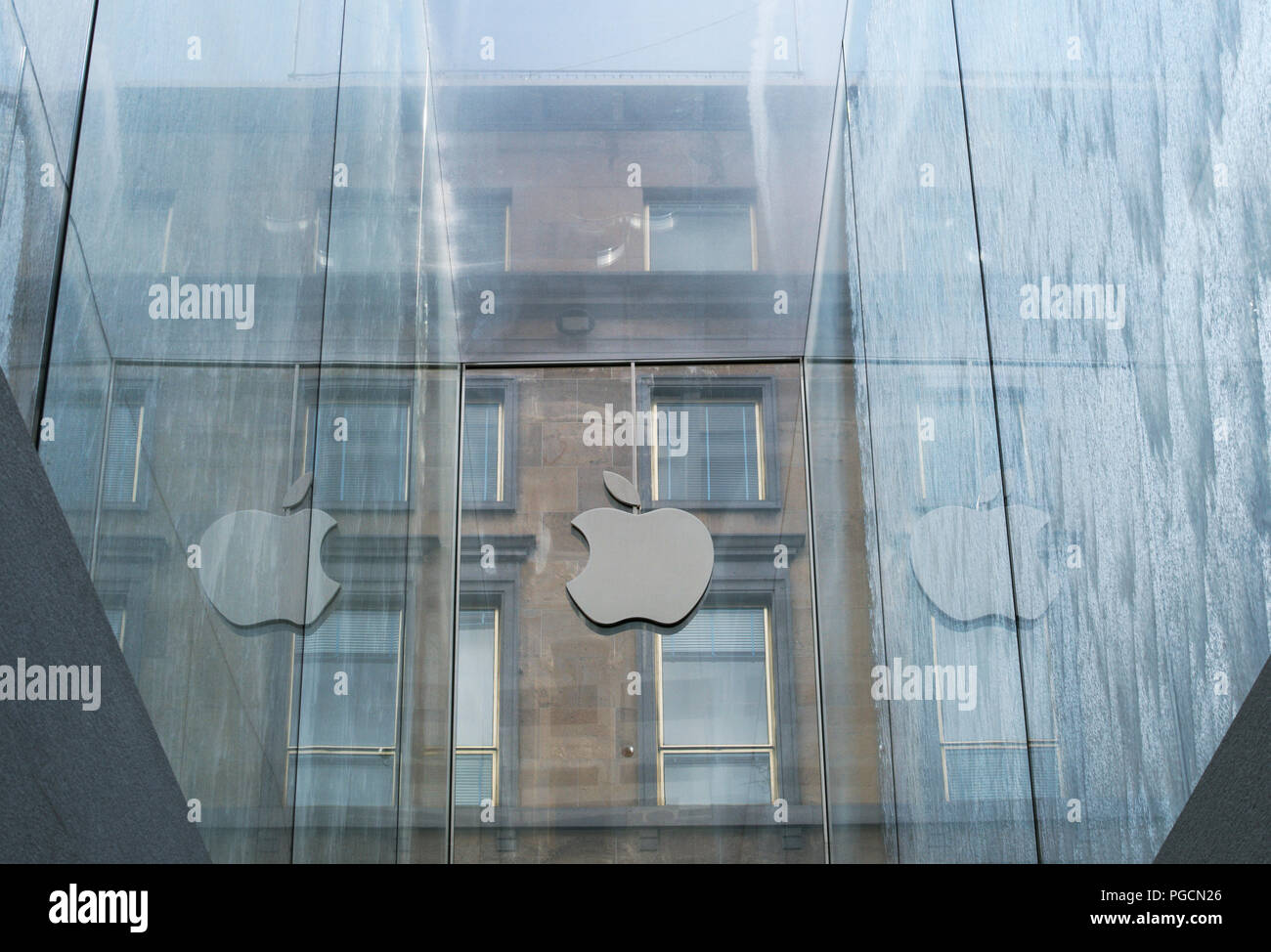 glass fountain at the Apple Store in Liberty Square, designed by ...