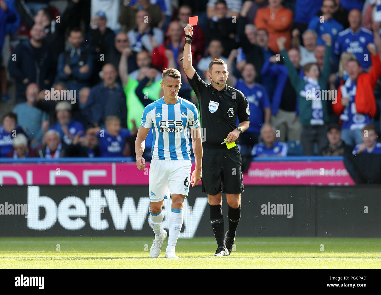 Michael oliver referee red card hi-res stock photography and images - Alamy