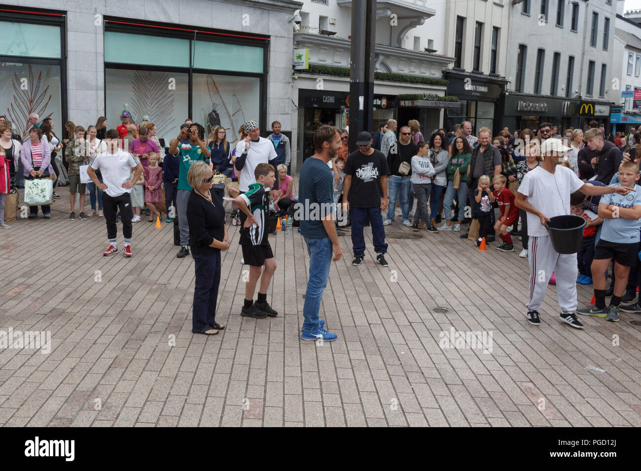 Cork, Ireland. 25th Aug, 2018. Street Preformers Draw Huge Crowds. Huge ...