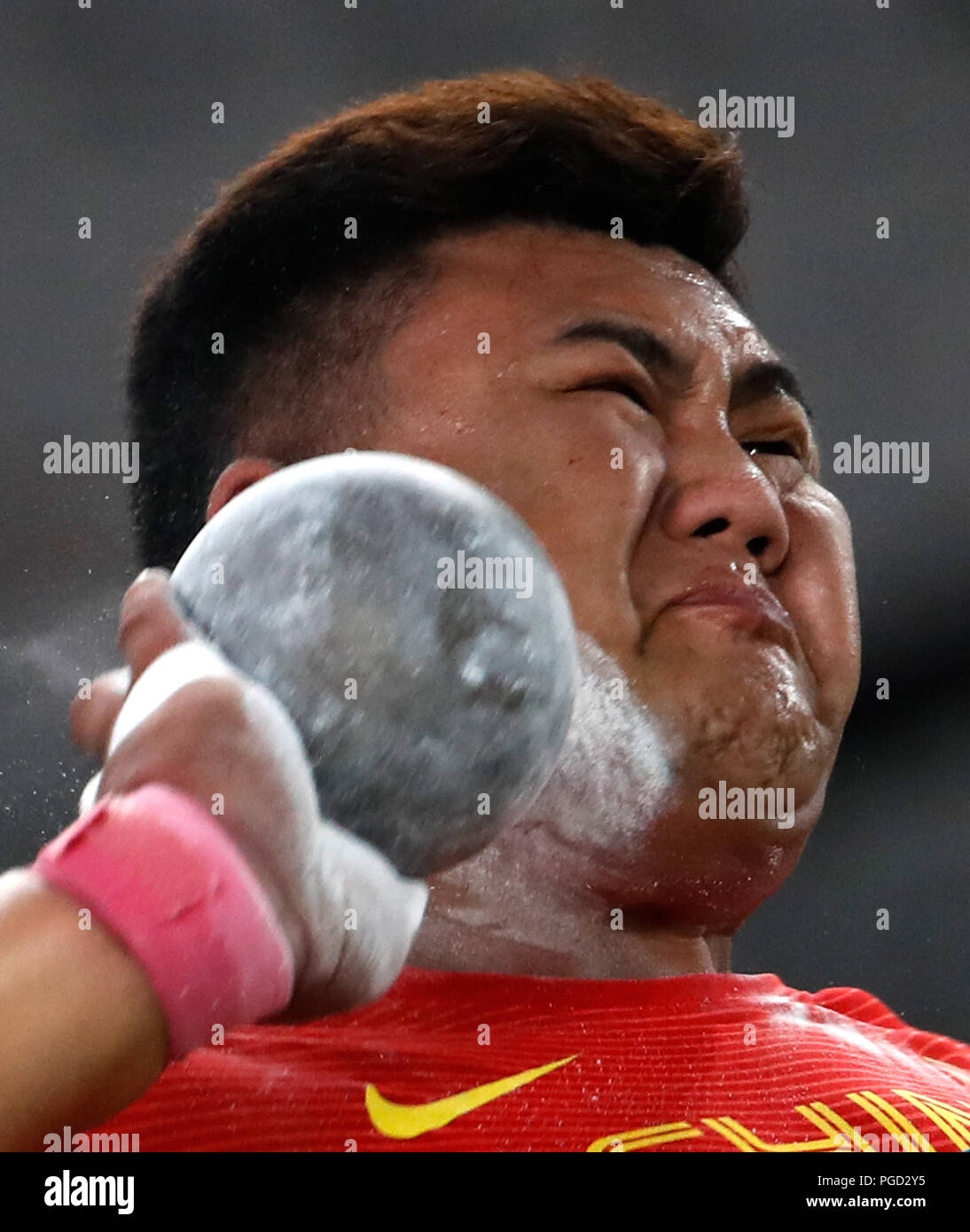(180825) -- JAKARTA, Aug. 25, 2018 (Xinhua) -- Li Jun of China competes ...