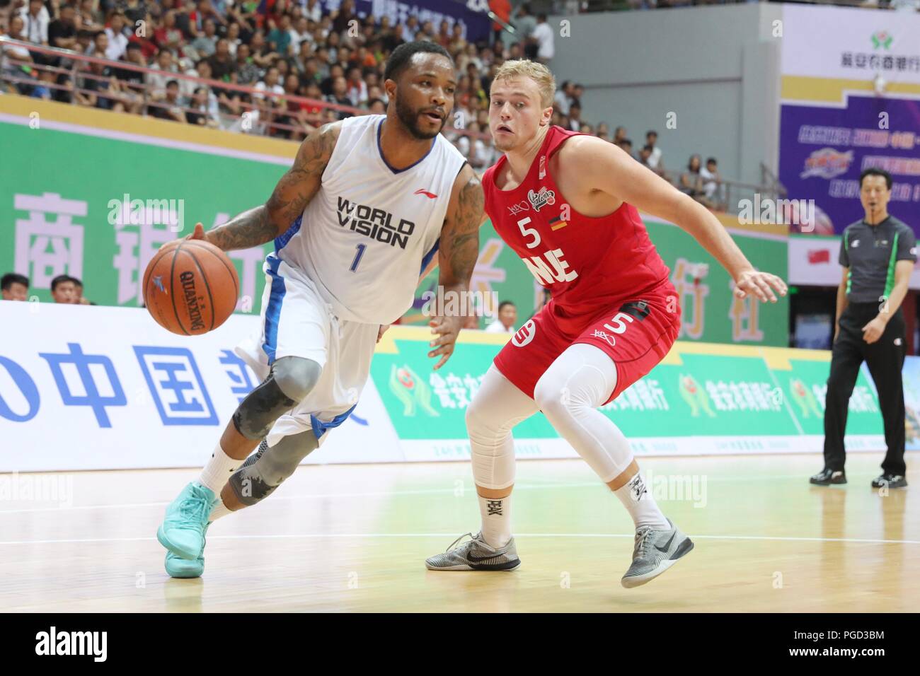 Weng'an, China's Guizhou Province. 25th Aug, 2018. Vance Cooksey (L) of ...