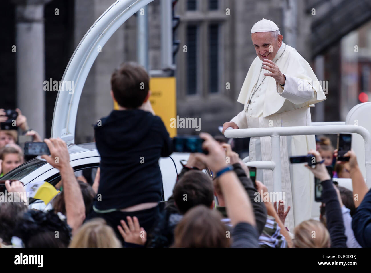 Dublin, Ireland. 25/08/2018 - Pope Francis is driven through Dublin ...
