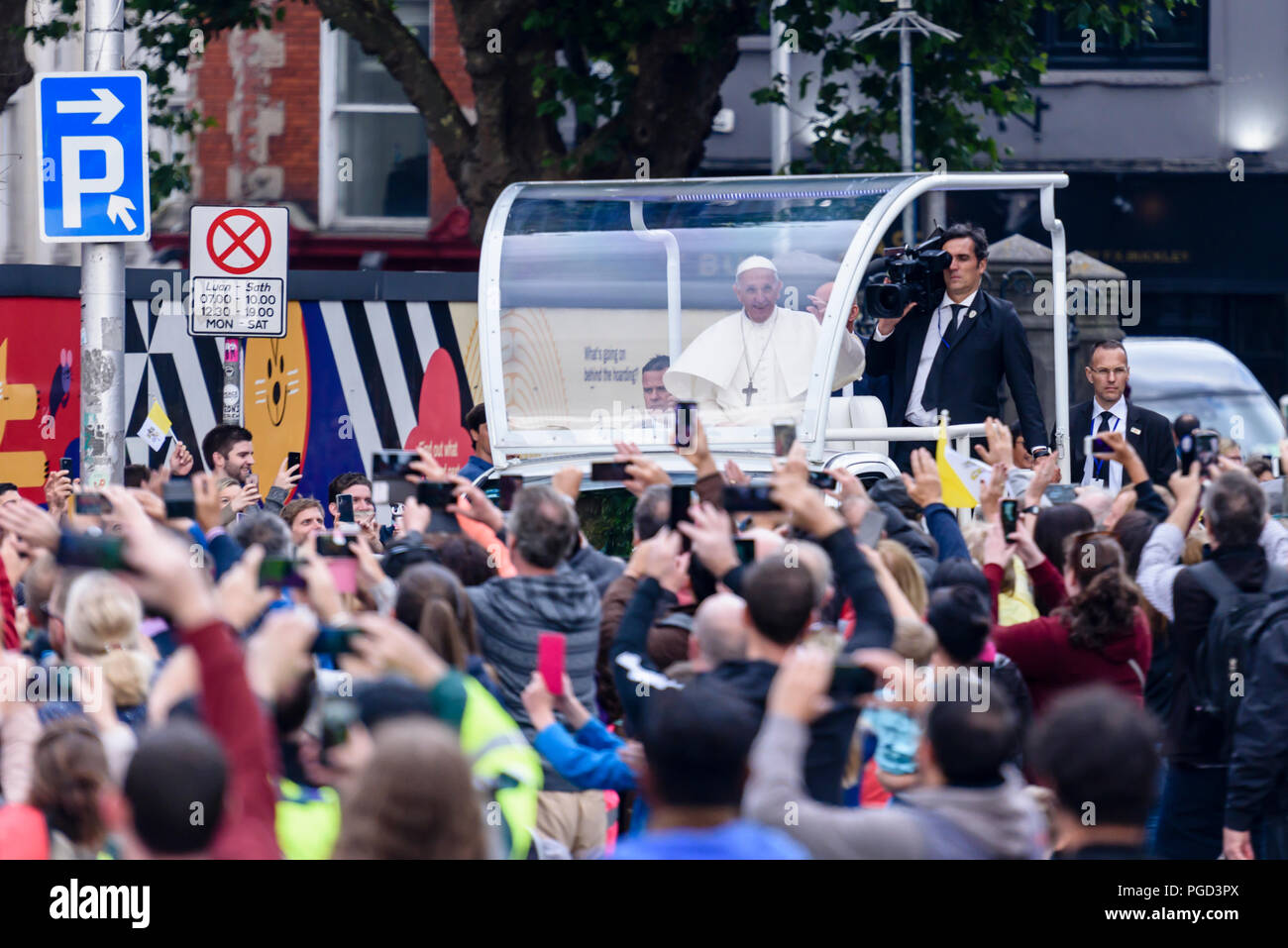Dublin, Ireland. 25/08/2018 - Pope Francis is driven through Dublin ...