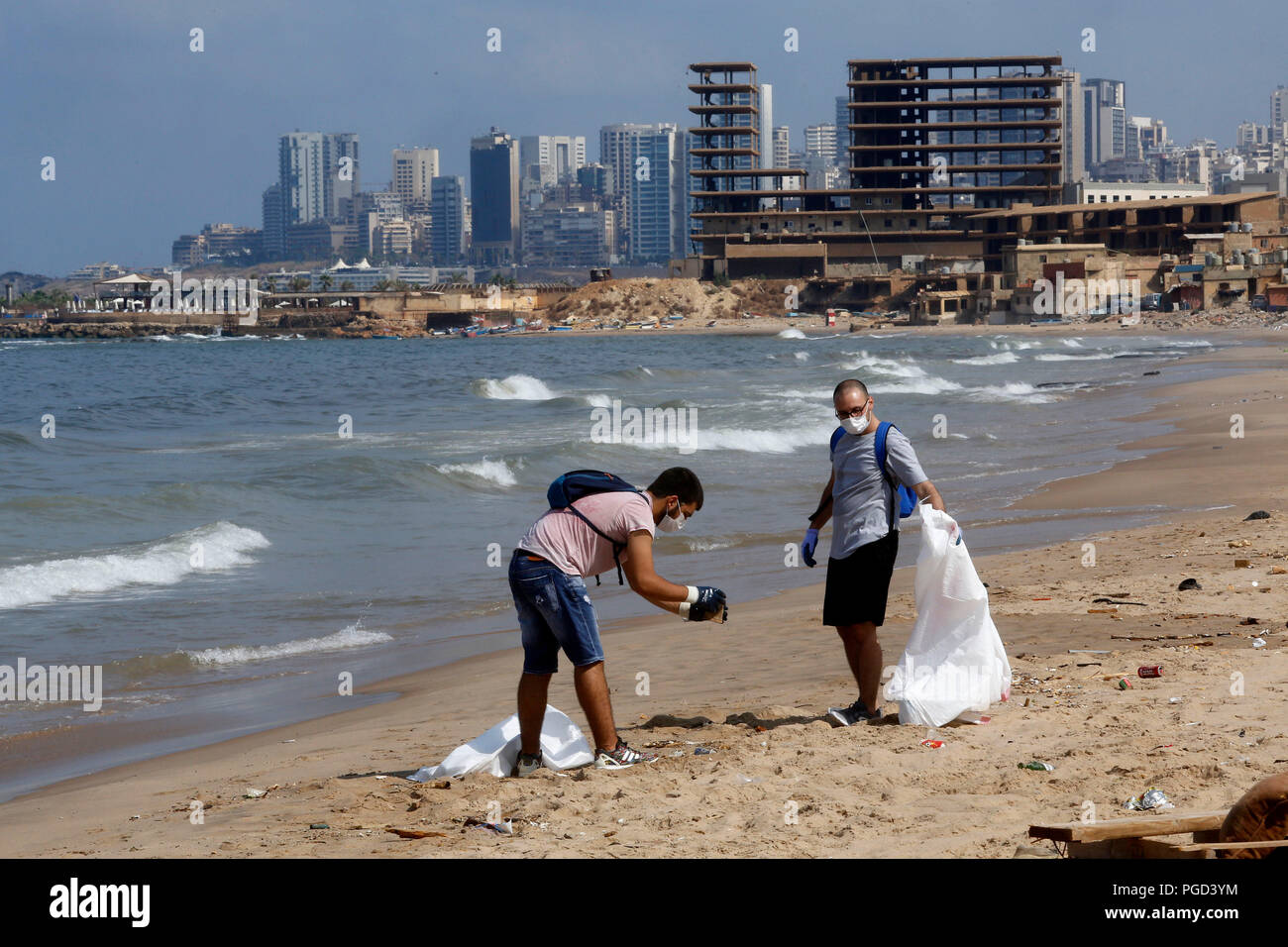 Beirut, Lebanon. 25th Aug, 2018. Lebanese environmental activists clean ...