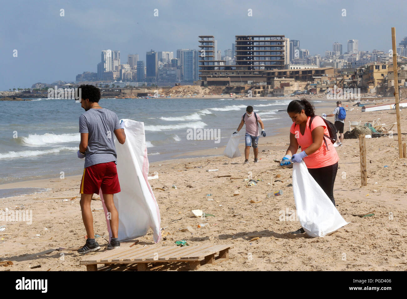 Beirut, Lebanon. 25th Aug, 2018. Lebanese environmental activists clean ...