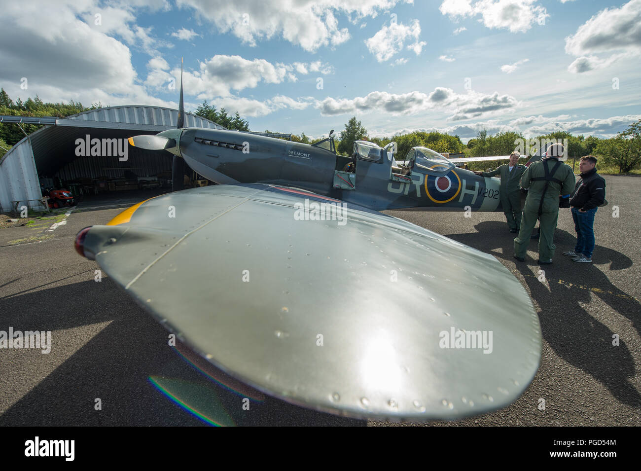 Flying spitfire aviation hi-res stock photography and images - Alamy