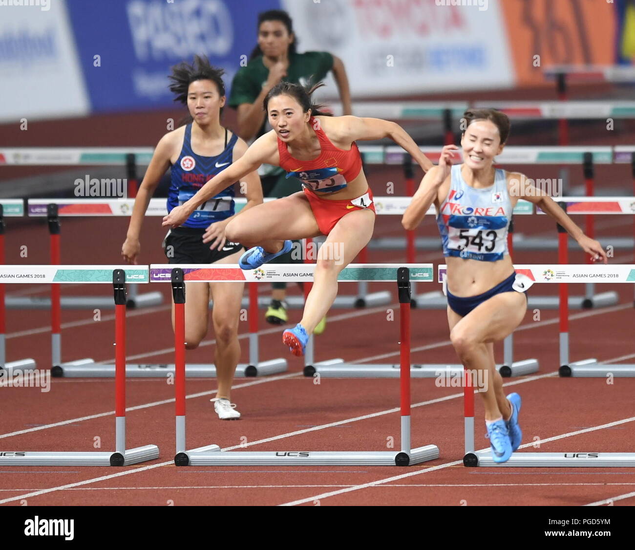 (180825) -- JAKARTA, Aug. 25, 2018 (Xinhua) -- Wang Dou (C) of China ...
