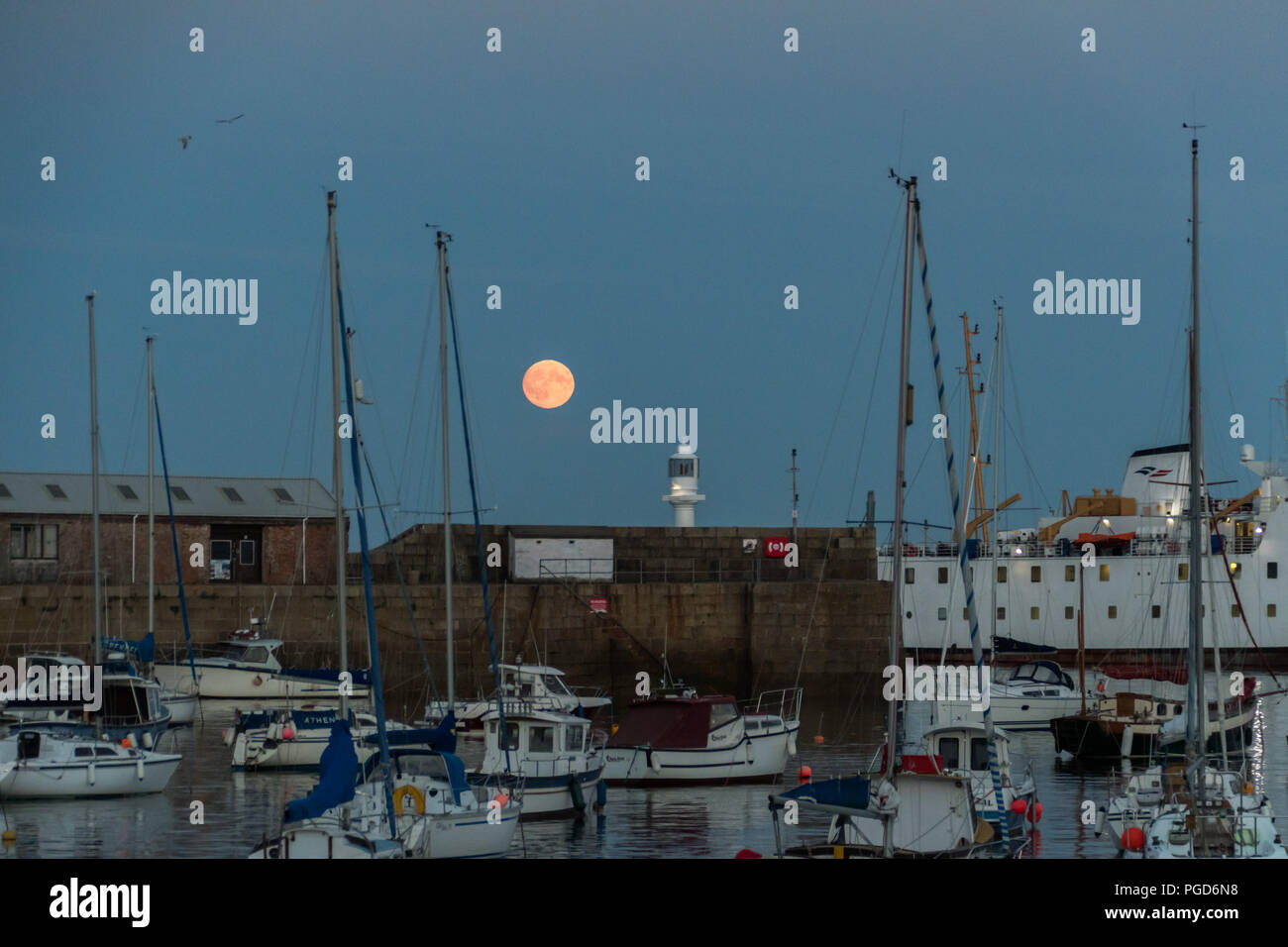 Sturgeon full moon hi-res stock photography and images - Alamy