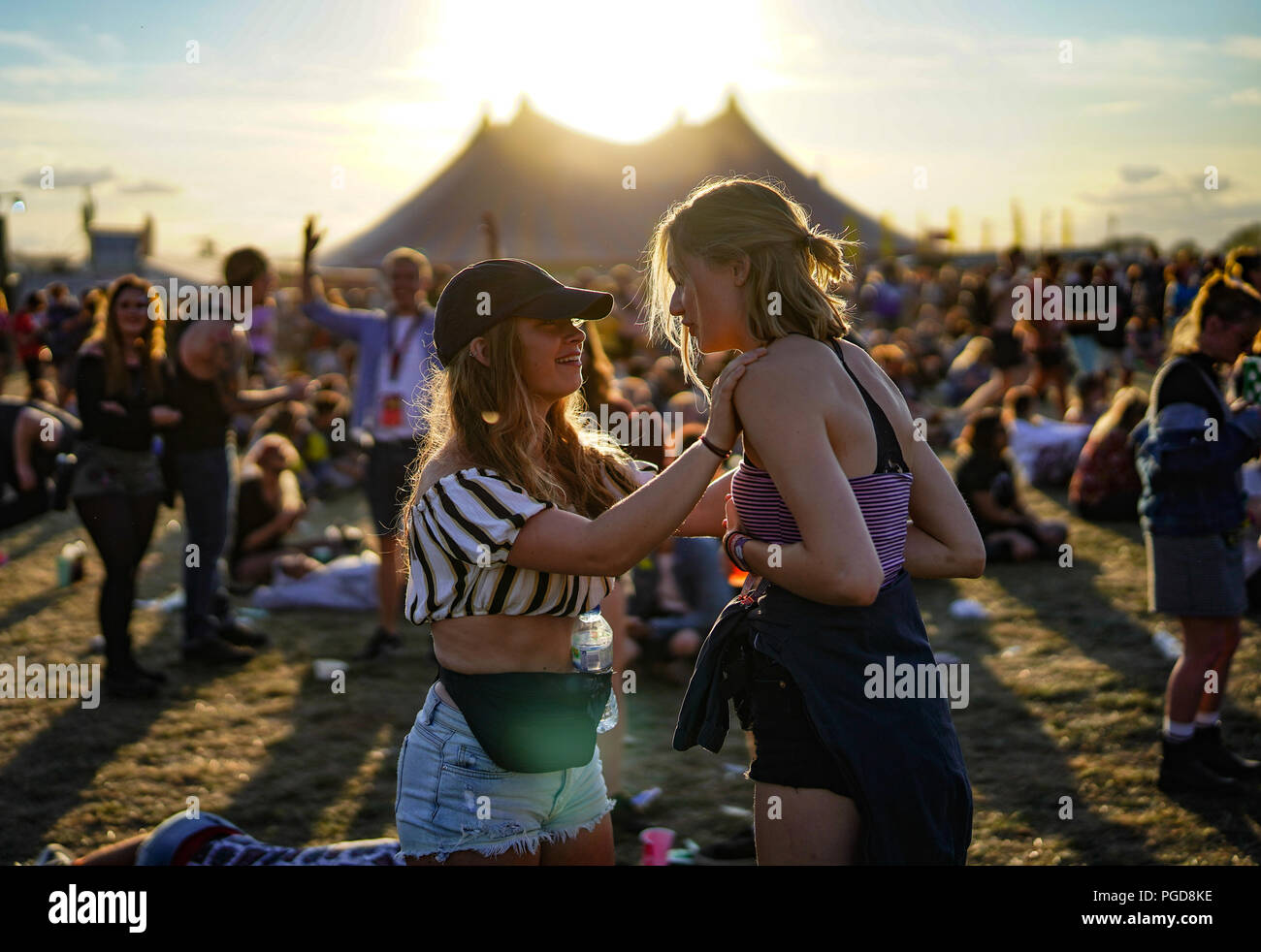 Reading festival arrivals hi-res stock photography and images - Alamy