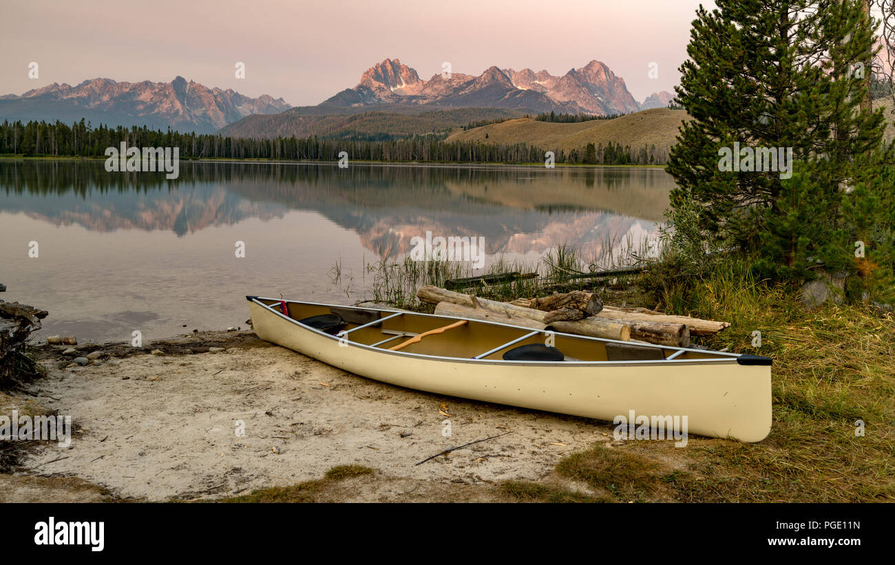 Canoe on a lake hi-res stock photography and images - Alamy