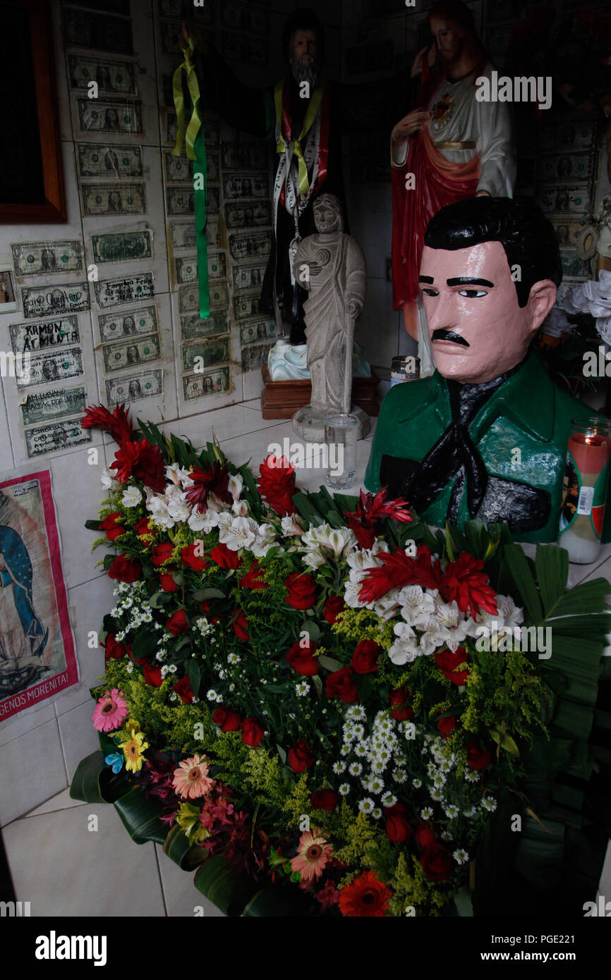 Altar en honor a Jesús Malverde Jesús Malverde que es venerado como ...