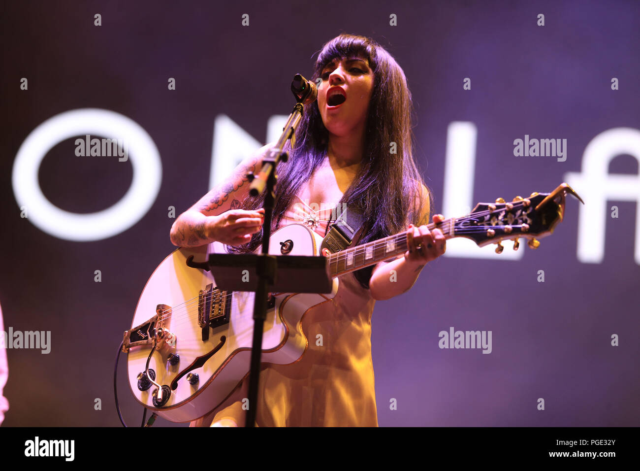 Linda hermosa hi-res stock photography and images - Alamy
