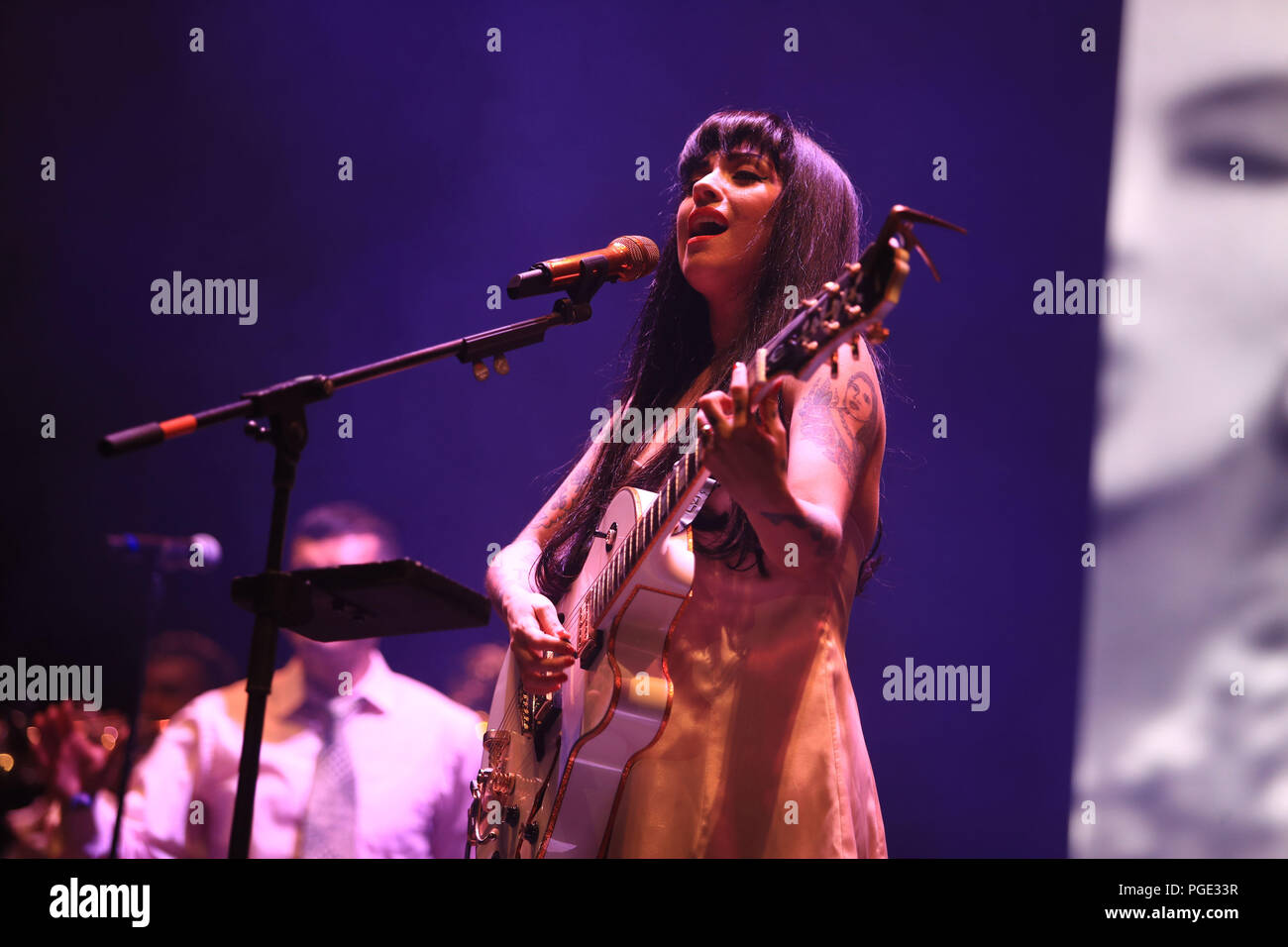 Linda hermosa hi-res stock photography and images - Alamy