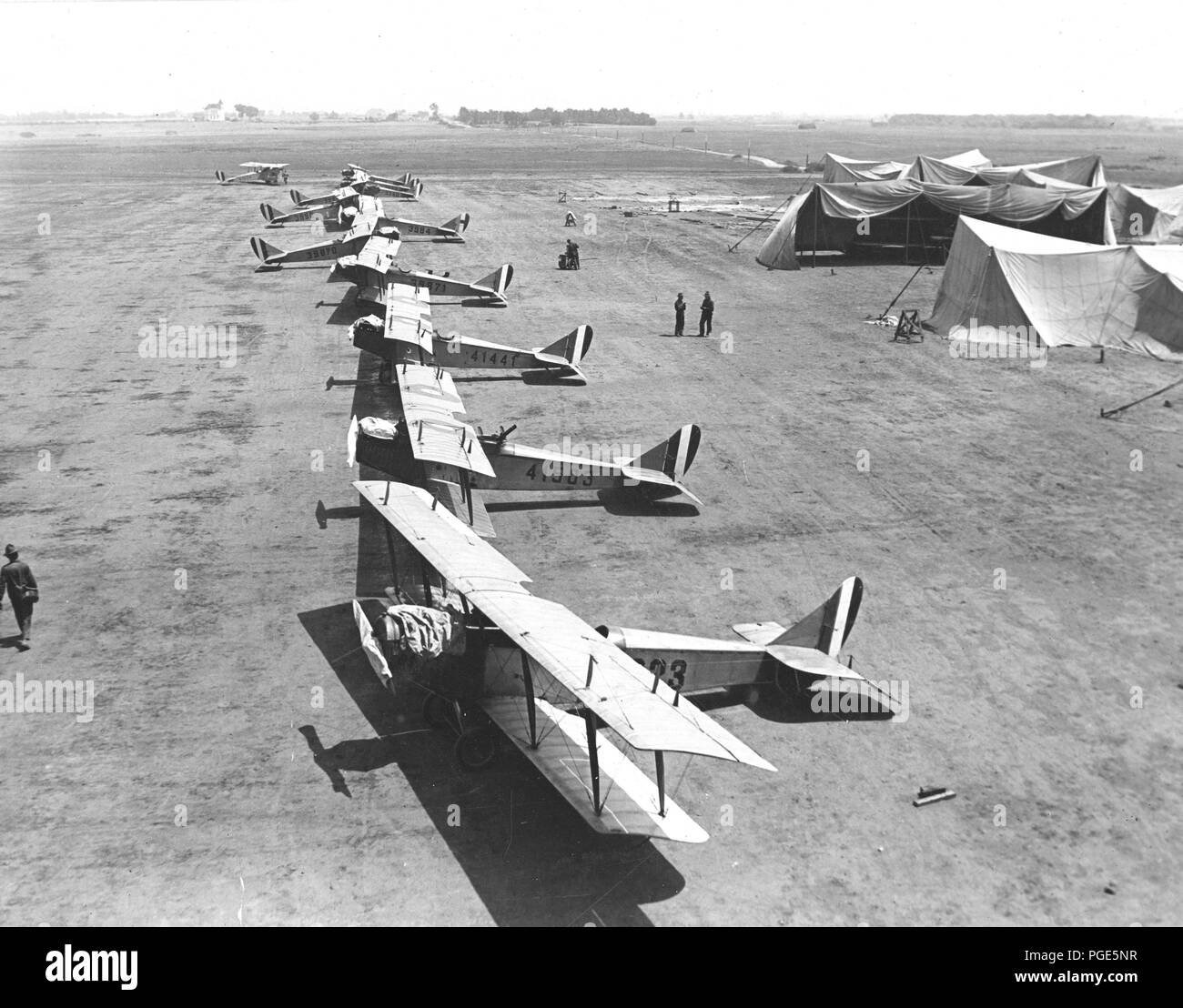The aviators in training here are taught how to handle a machine gun ...