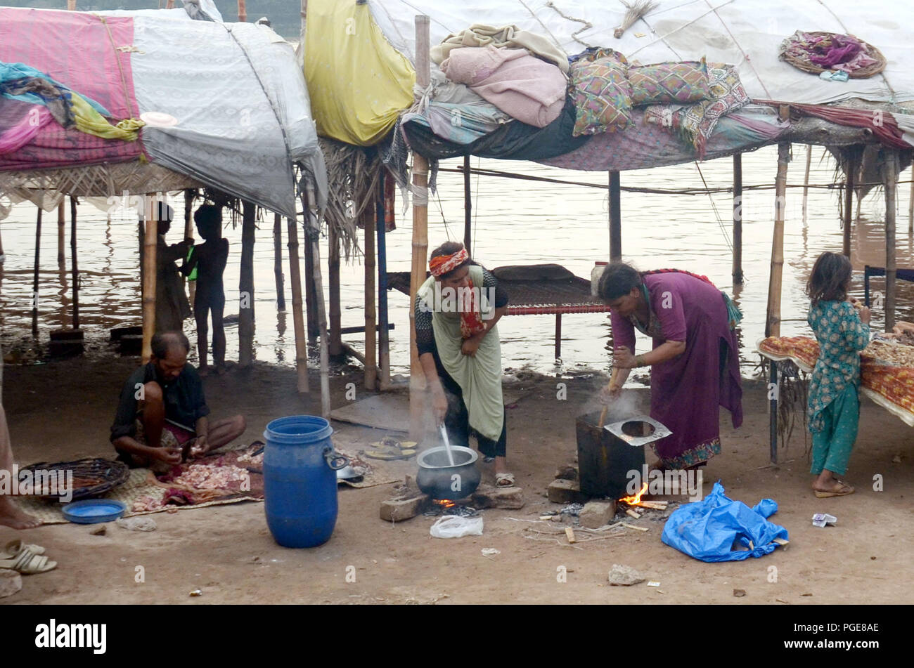 Lahore, Pakistan. 23rd Aug, 2018. Pakistani gypsy people spread salted ...