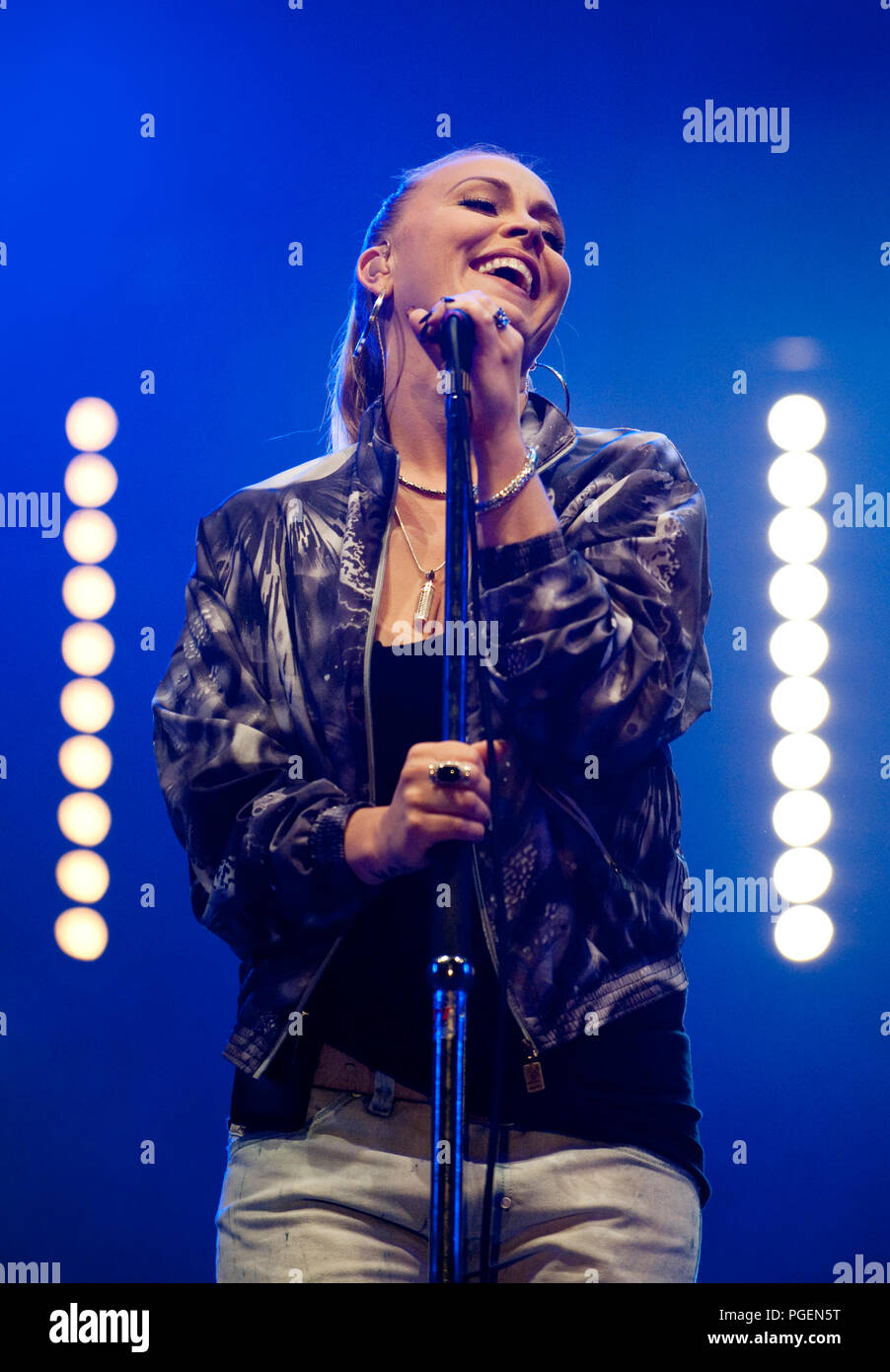 Nederlandse zangeres hi-res stock photography and images - Alamy