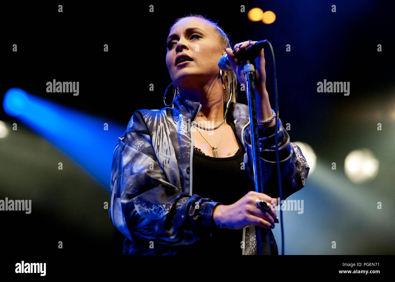 Anouk Teeuwe Dutch Singer Stock Photos & Anouk Teeuwe Dutch Singer ...