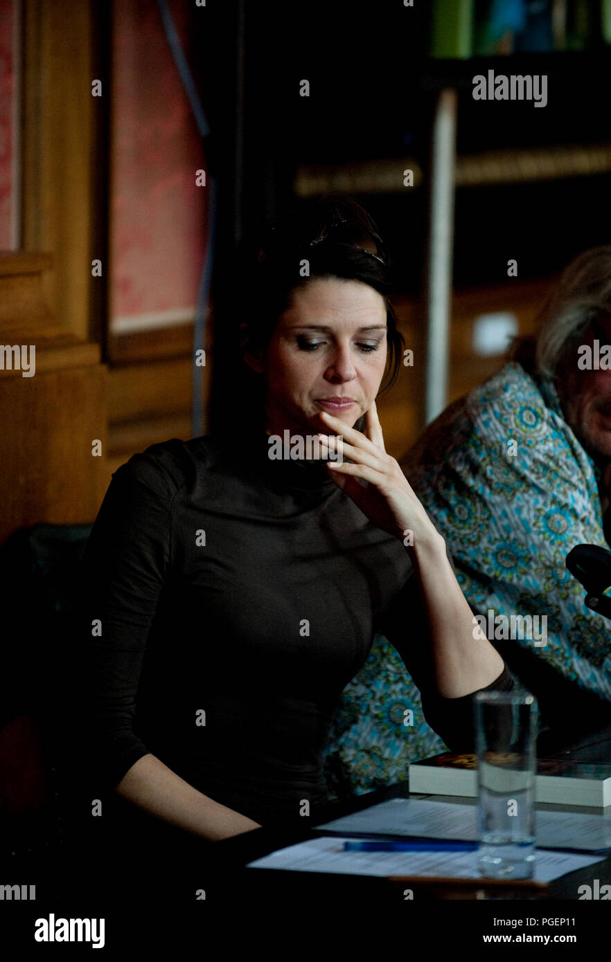 Voorlezen hi-res stock photography and images - Alamy
