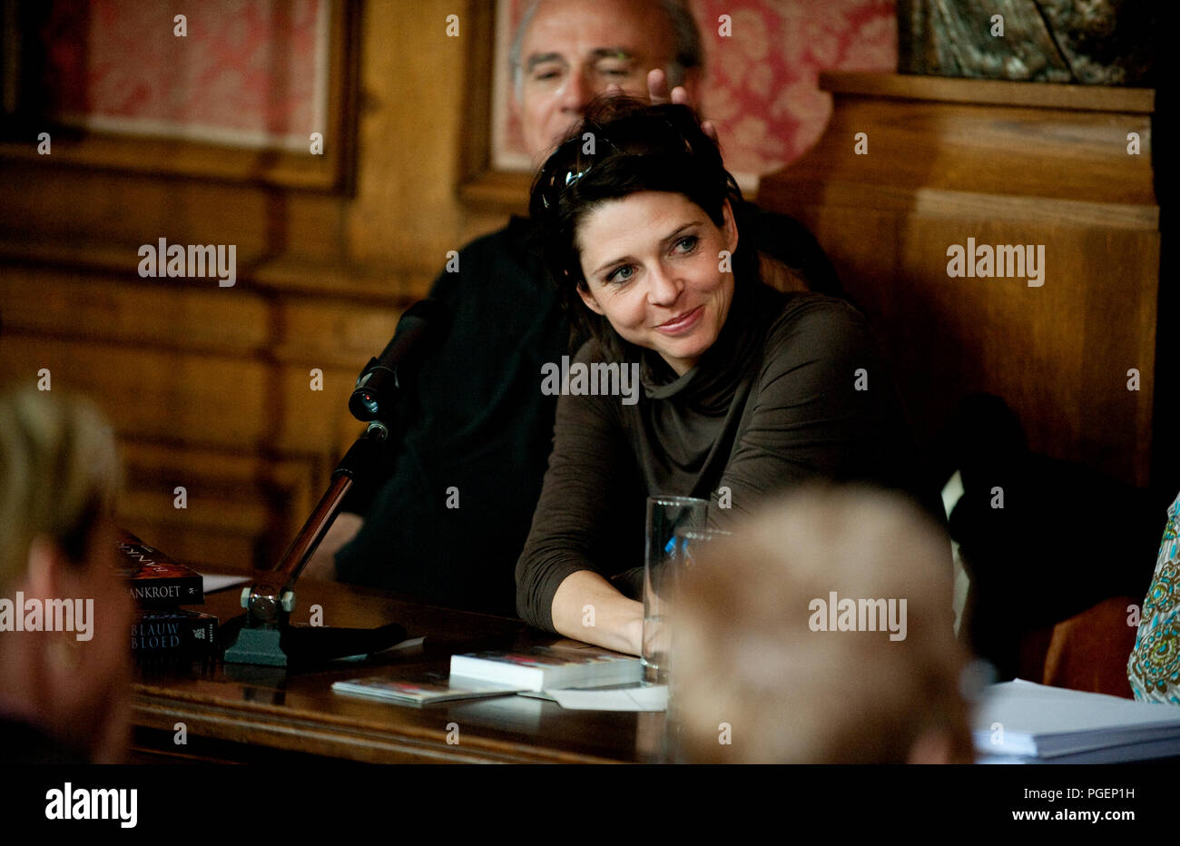 Voorlezen hi-res stock photography and images - Alamy
