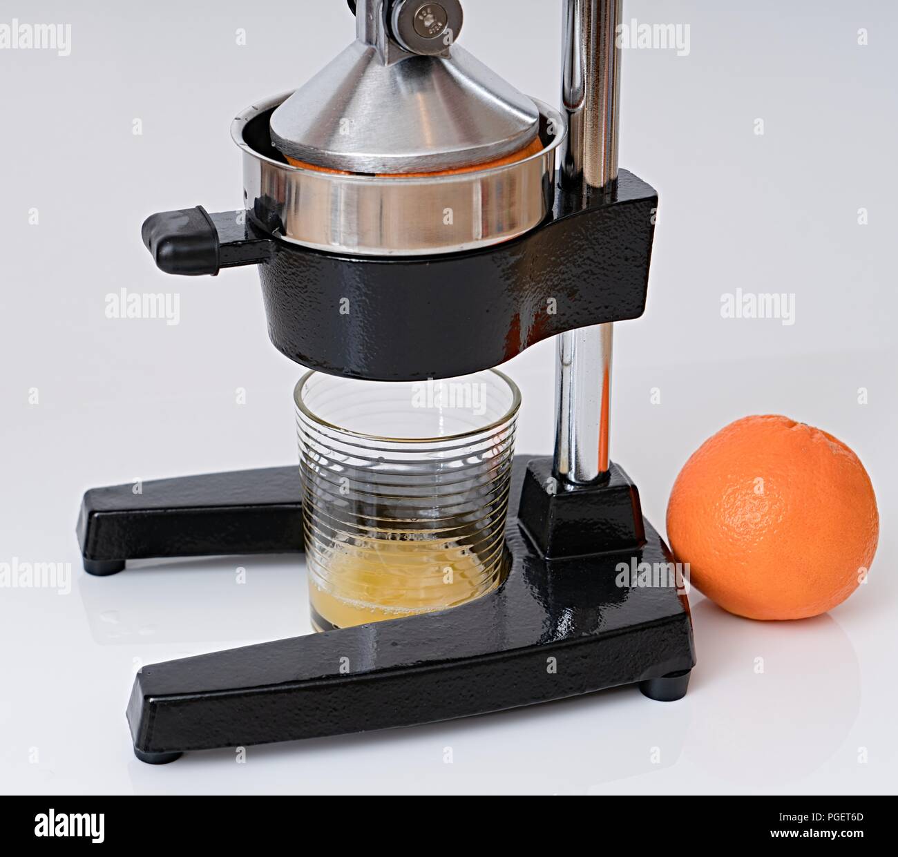 Making fresh juice out of oranges Stock Photo - Alamy