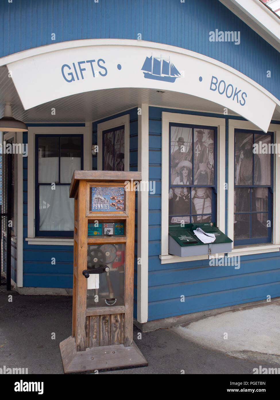 Book store outside hi-res stock photography and images - Alamy