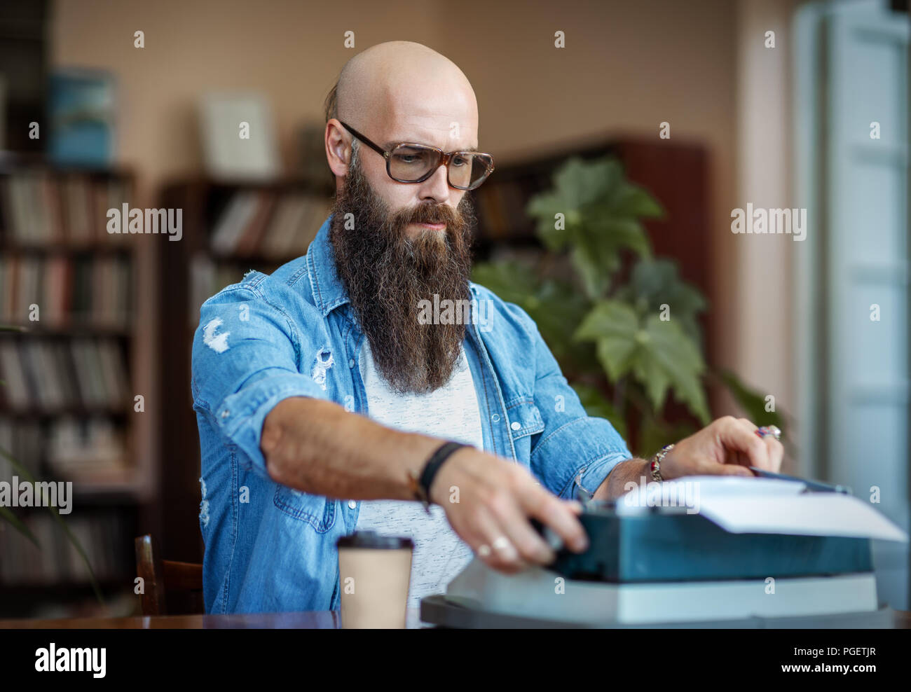 Journalist typing hi-res stock photography and images - Alamy