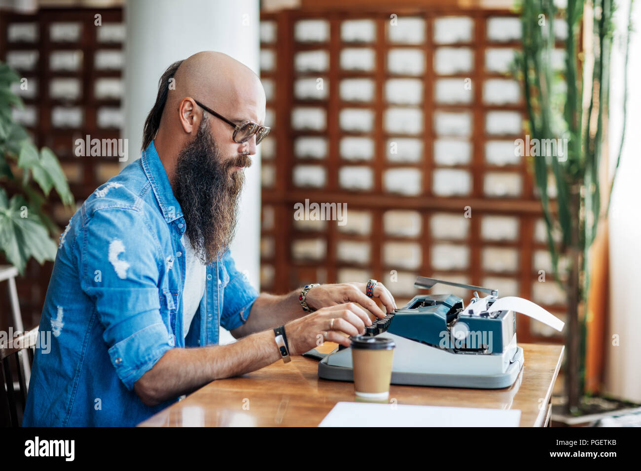 Man writing in vintage typewriter hi-res stock photography and images ...