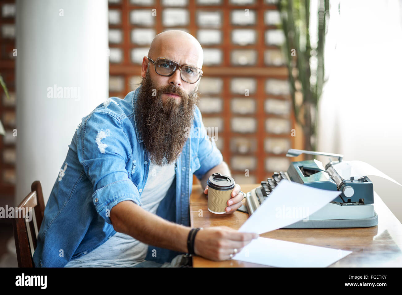 Man writing in vintage typewriter hi-res stock photography and images ...