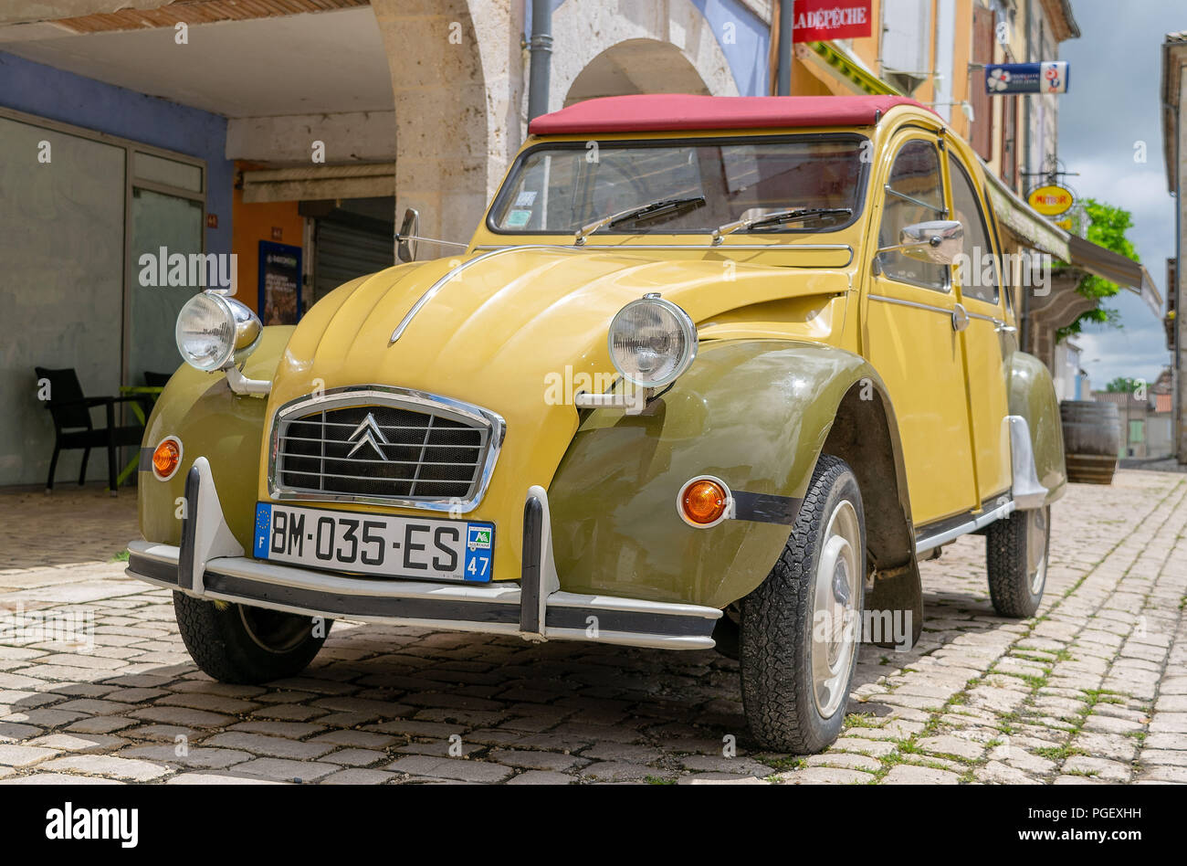 Yellow cv car hi-res stock photography and images - Alamy