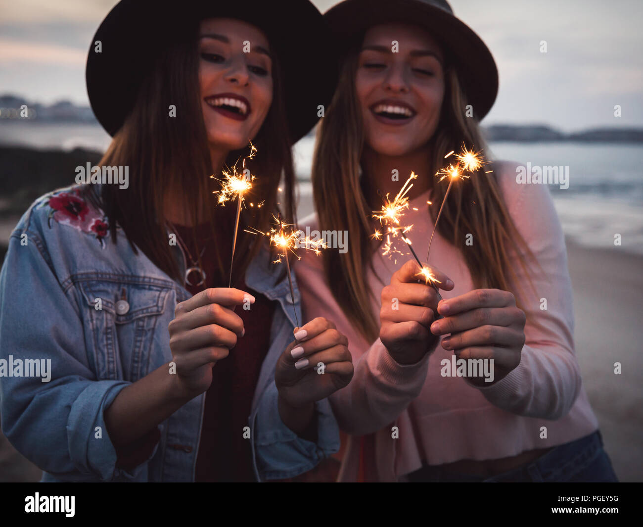 Beach sunset friends holding hands hi-res stock photography and images ...