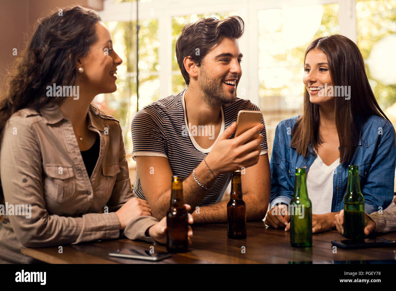 Drinking drinks friends hi-res stock photography and images - Alamy