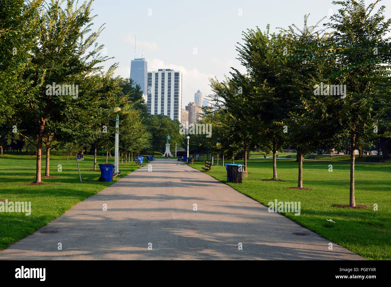 A long tree-lined walking and jogging path in Chicago's Lincoln Park ...