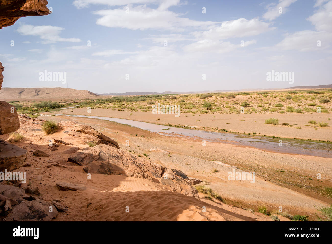 Iraq desert horizon hi-res stock photography and images - Alamy