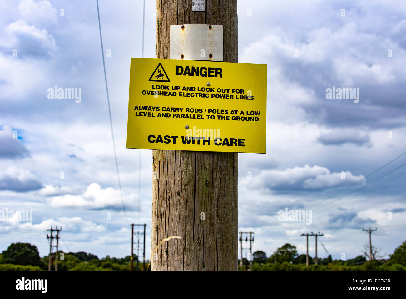 Overhead power line warning sign hi-res stock photography and images ...
