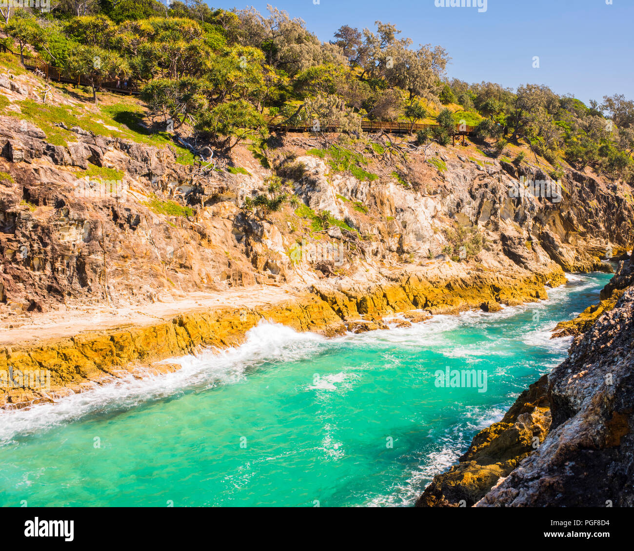 Beautiful aqua blue waters off North Stradbroke Island, Queensland ...