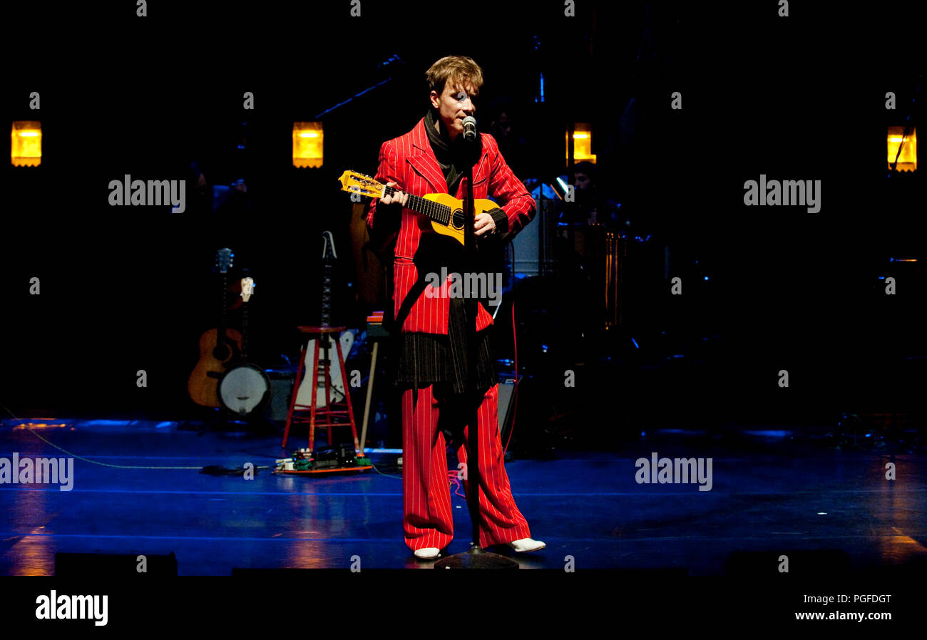 Zita Swoon & Rosas performing Dancing With The Sound Hobbyist in the ...