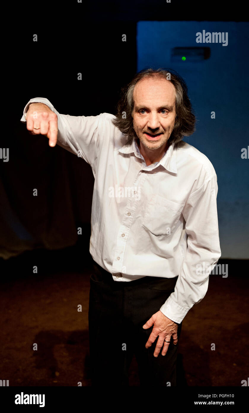 Theatre company De Theaterfactorij playing "De Kleine Waanzin" from ...