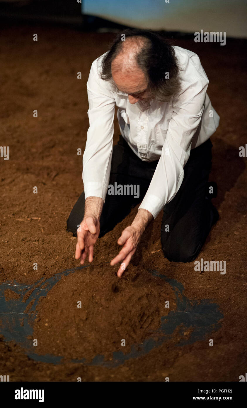 Theatre company De Theaterfactorij playing "De Kleine Waanzin" from ...