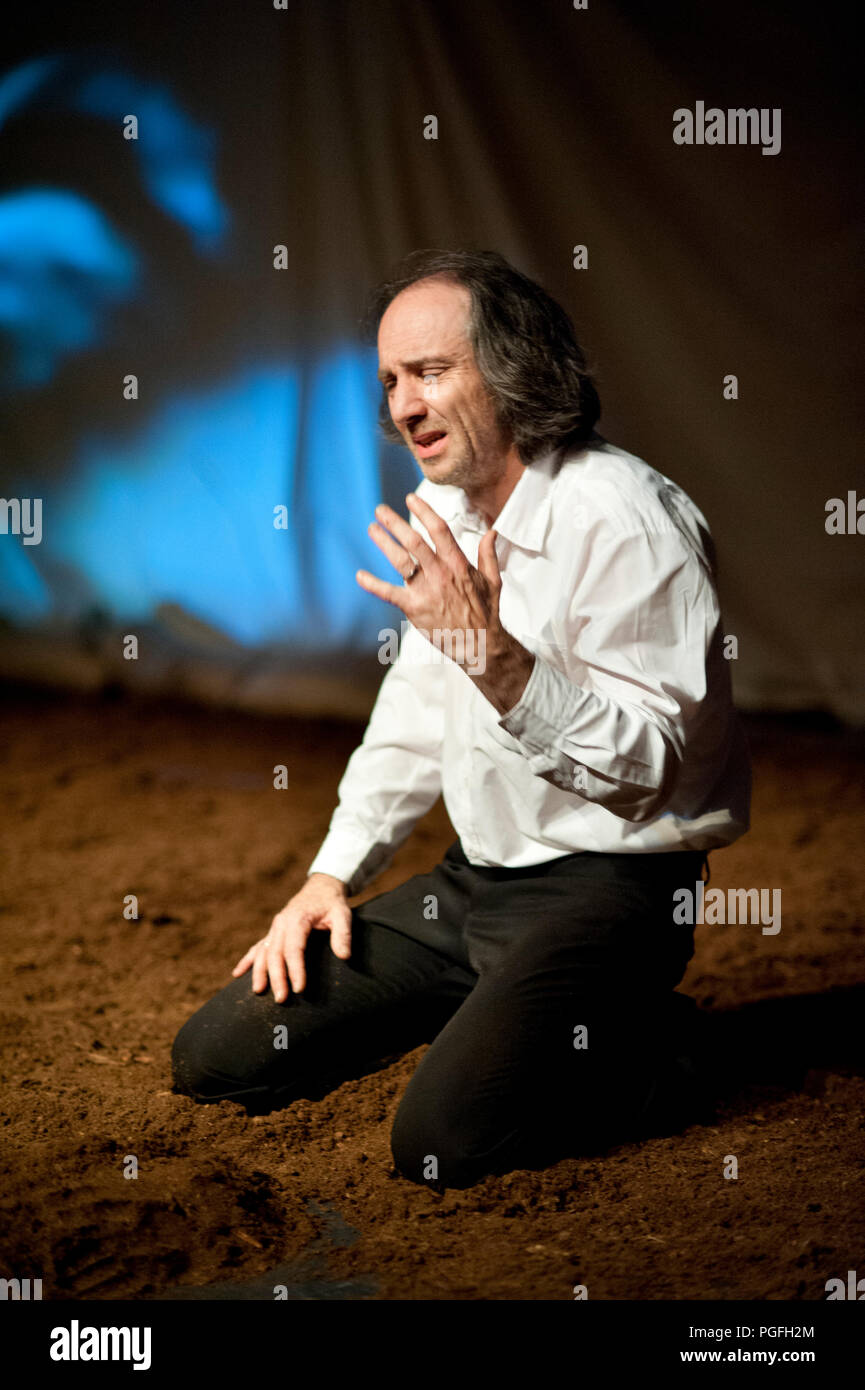 Theatre company De Theaterfactorij playing "De Kleine Waanzin" from ...