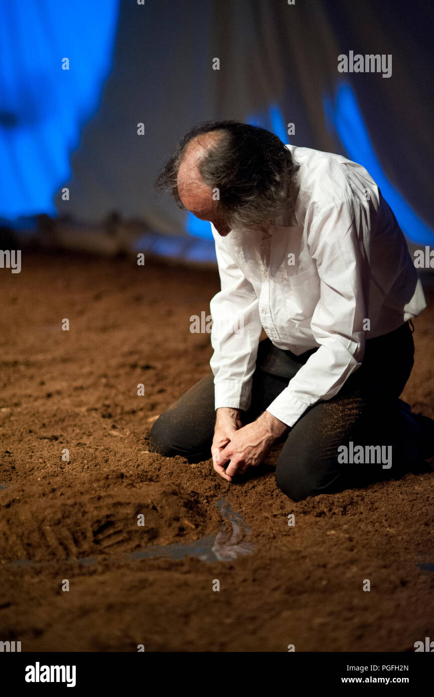 Theatre company De Theaterfactorij playing "De Kleine Waanzin" from ...