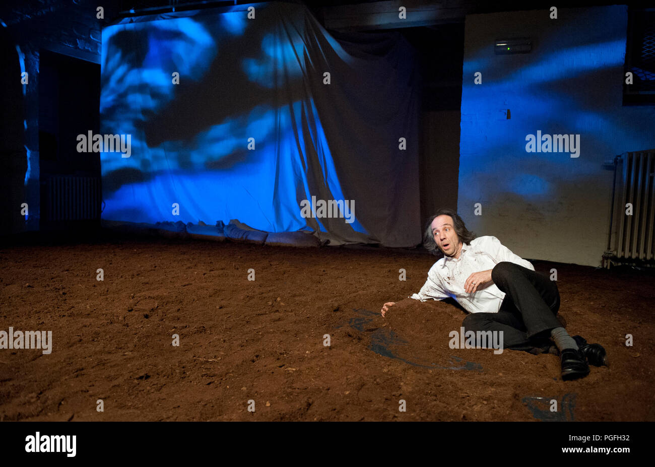 Theatre company De Theaterfactorij playing "De Kleine Waanzin" from ...