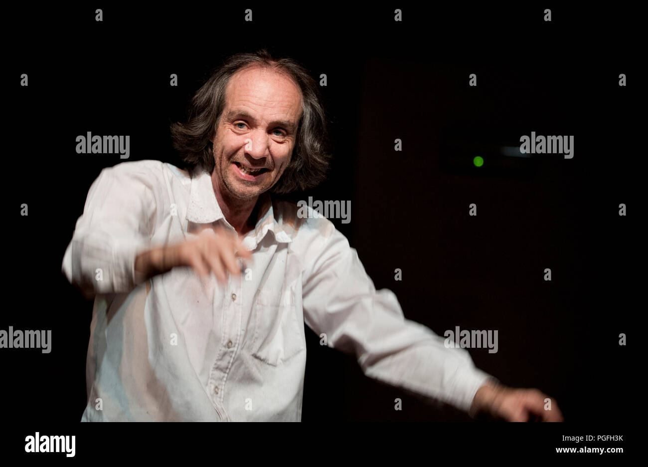 Theatre company De Theaterfactorij playing "De Kleine Waanzin" from ...